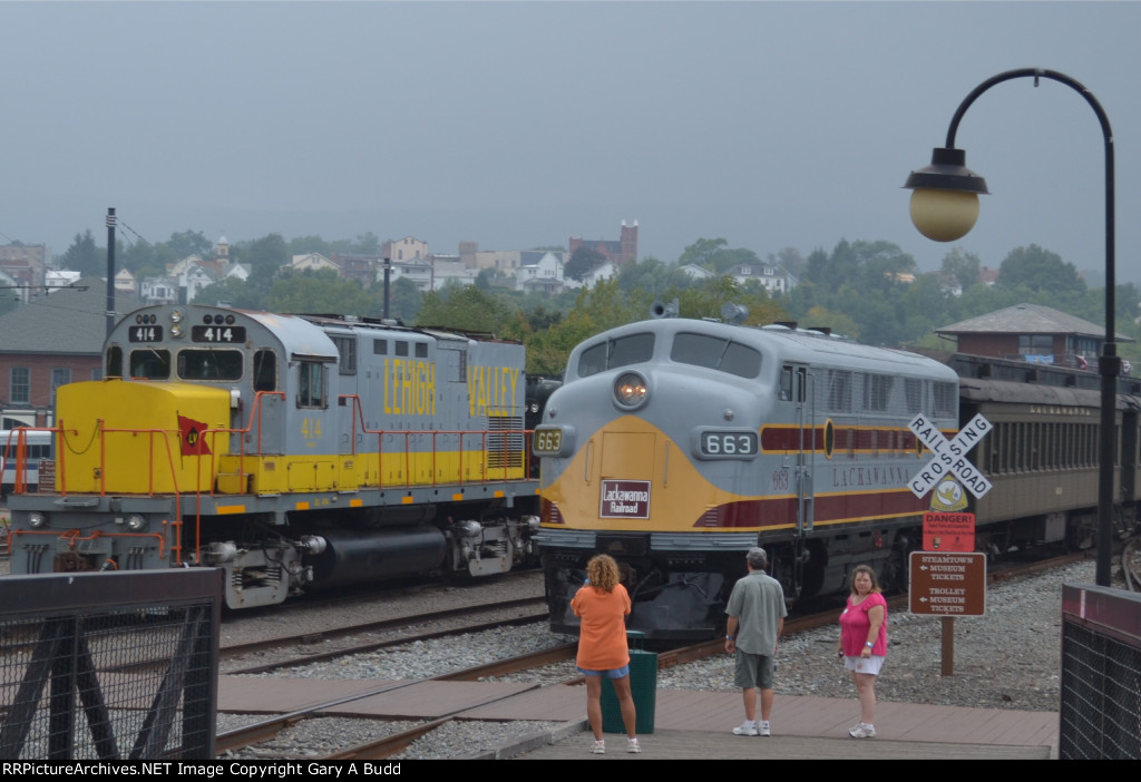 DLW ALCO C420 414 PAST BY DLW F3A 663